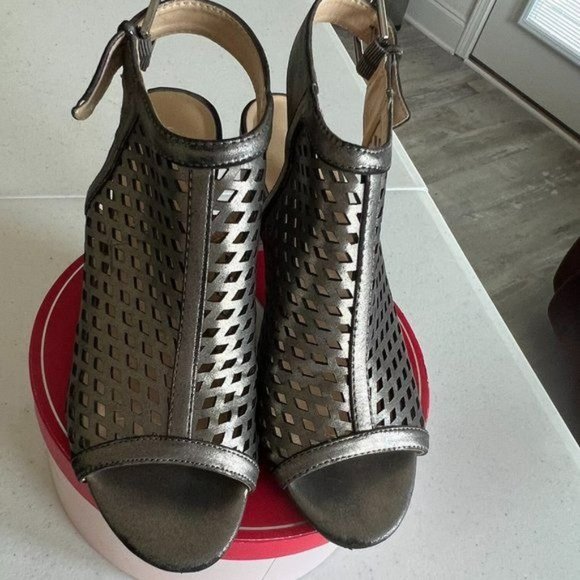 Liz Claiborne | Shoes | Liz Claiborne Metaliic Gemma Shooties Womans ...
